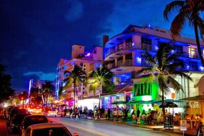 Conoce Miami Beach: Historia y 12 Imperdibles Atracciones 🏖️