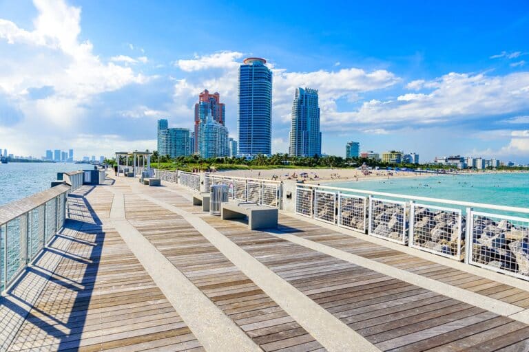 Conoce Miami Beach: Historia y 12 Imperdibles Atracciones 🏖️